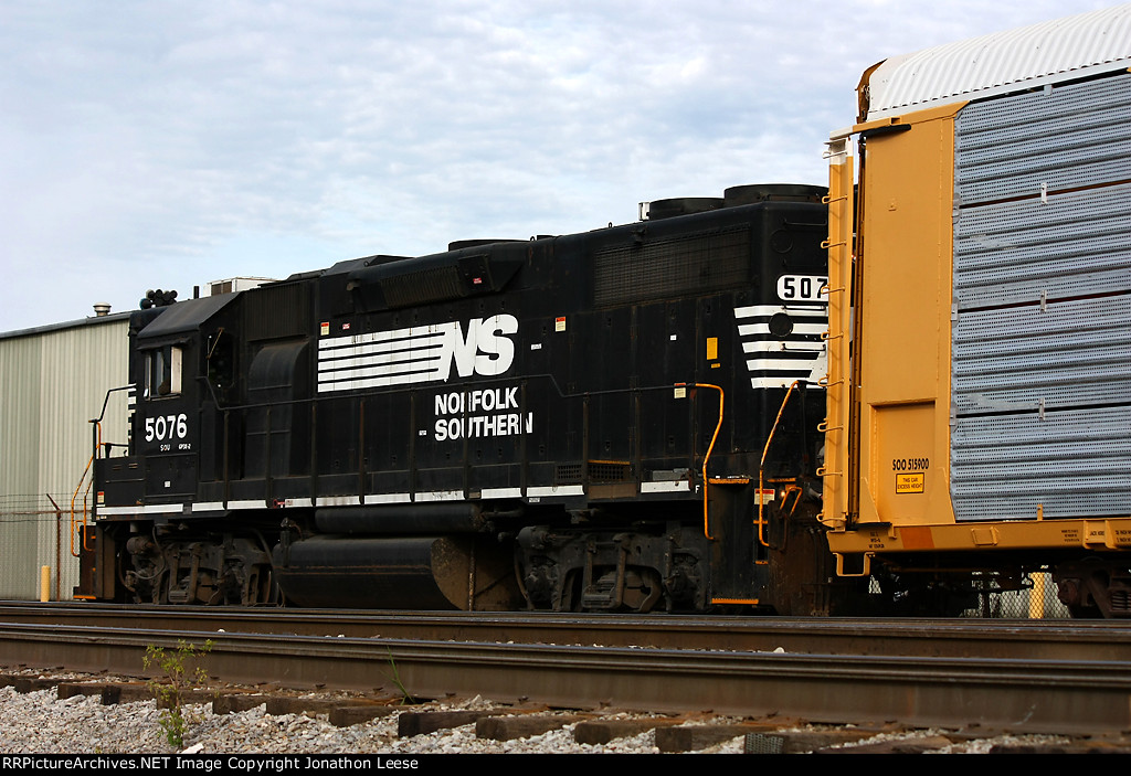 NS 5076 switches autoracks at the west end of Oakwood yard